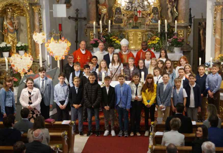 Weihbischof Reinhard Pappenberger spendet 34 jungen Christen der Pfarreiengemeinschaft Barbing ...