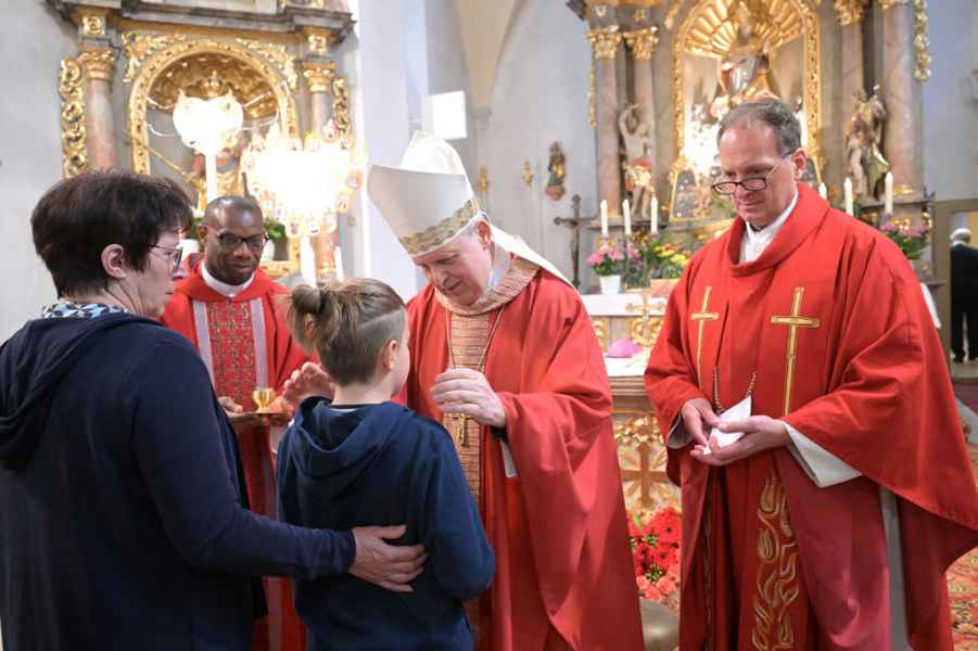 Weihbischof Reinhard Pappenberger spendet 34 jungen Christen der Pfarreiengemeinschaft Barbing ...