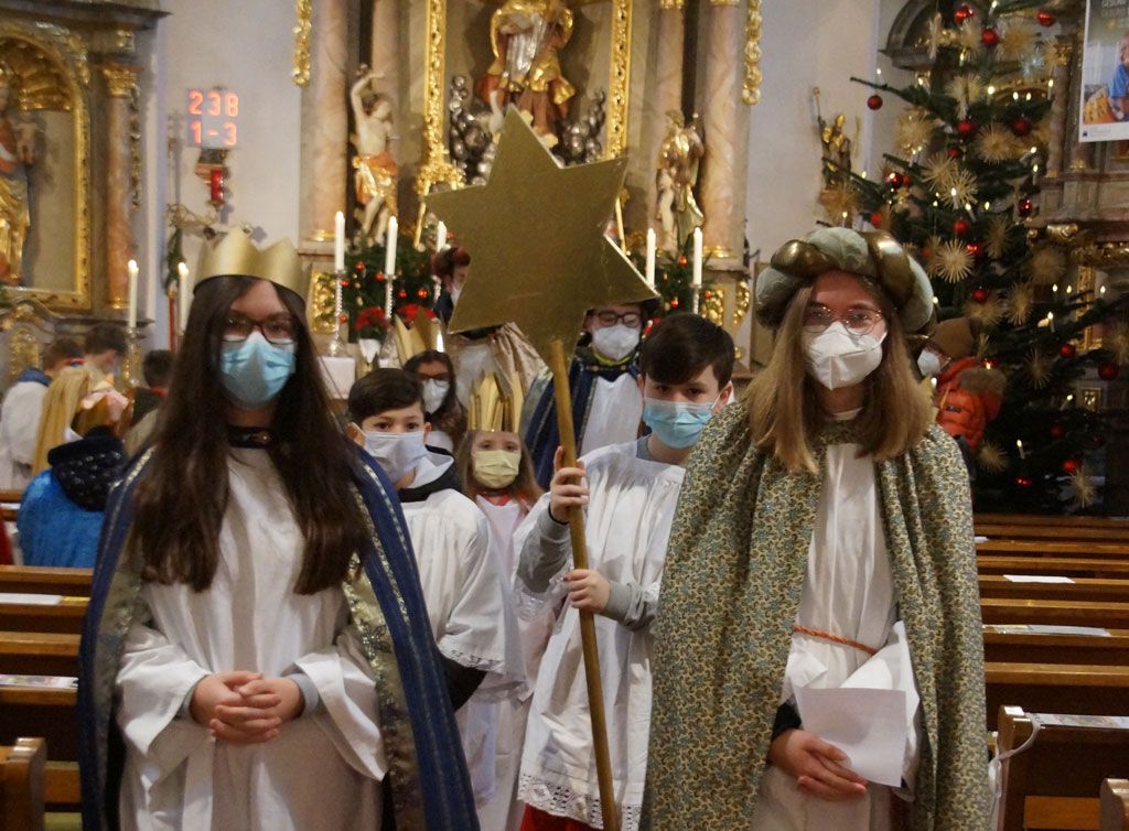 Pfarrer Wissel entsendet die Sternsinger der Pfarrei Illkofen – Sammeln für die Altersgenossen ...