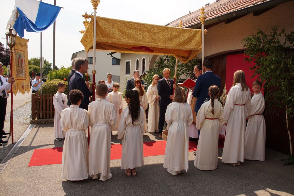 Prozessionen durch Barbing, Sarching und Illkofen – geschmückte Straßenzüge und Altäre – Pfarrei ...